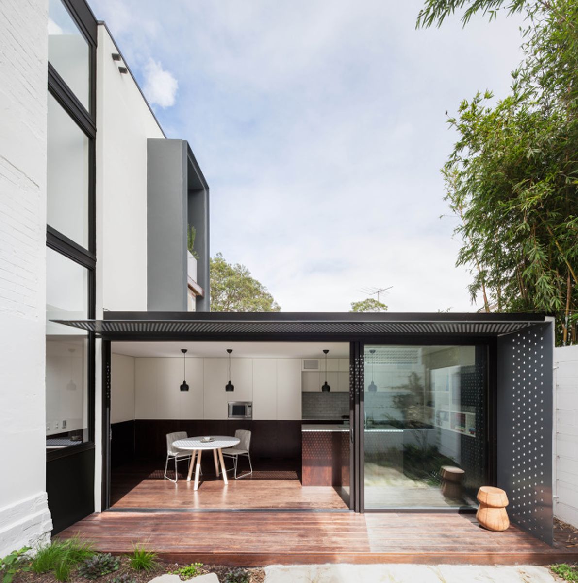 House McBeath a Tiny Terrace Gets a Modern Partner