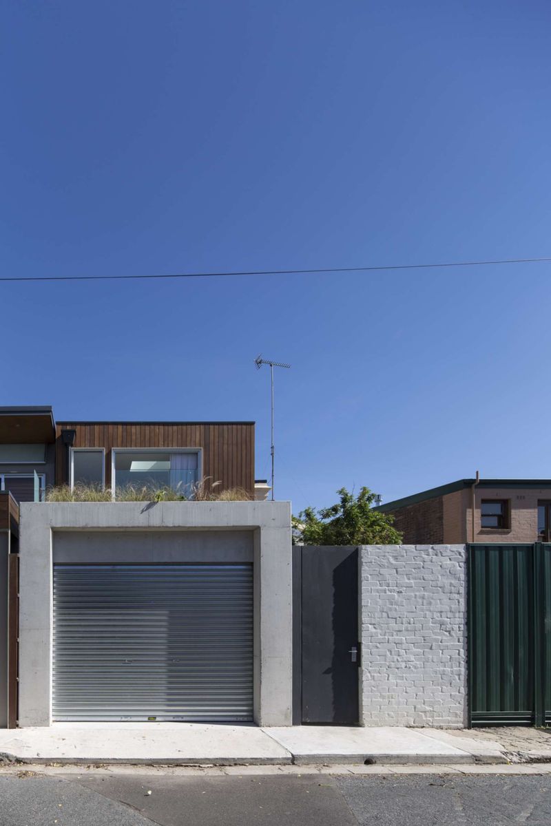 Long Courtyard House Challenged the Typical Terrace Configuration
