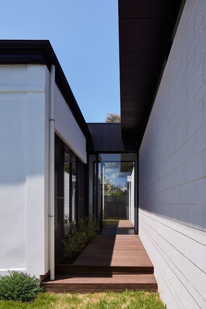 A Modern Pavilion Is the Perfect Complement to This Heritage Home
