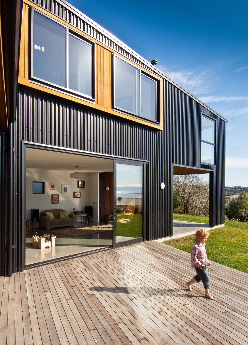 Warm NZ House Designed to Embrace the Sun and View of Tasman Bay