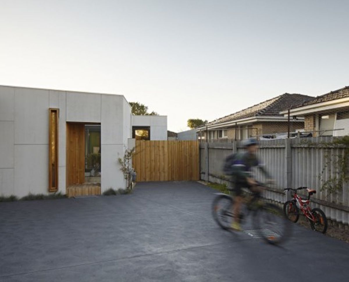 Paling Fence House: Fitting a Home in the Backyard Proves a Challenge