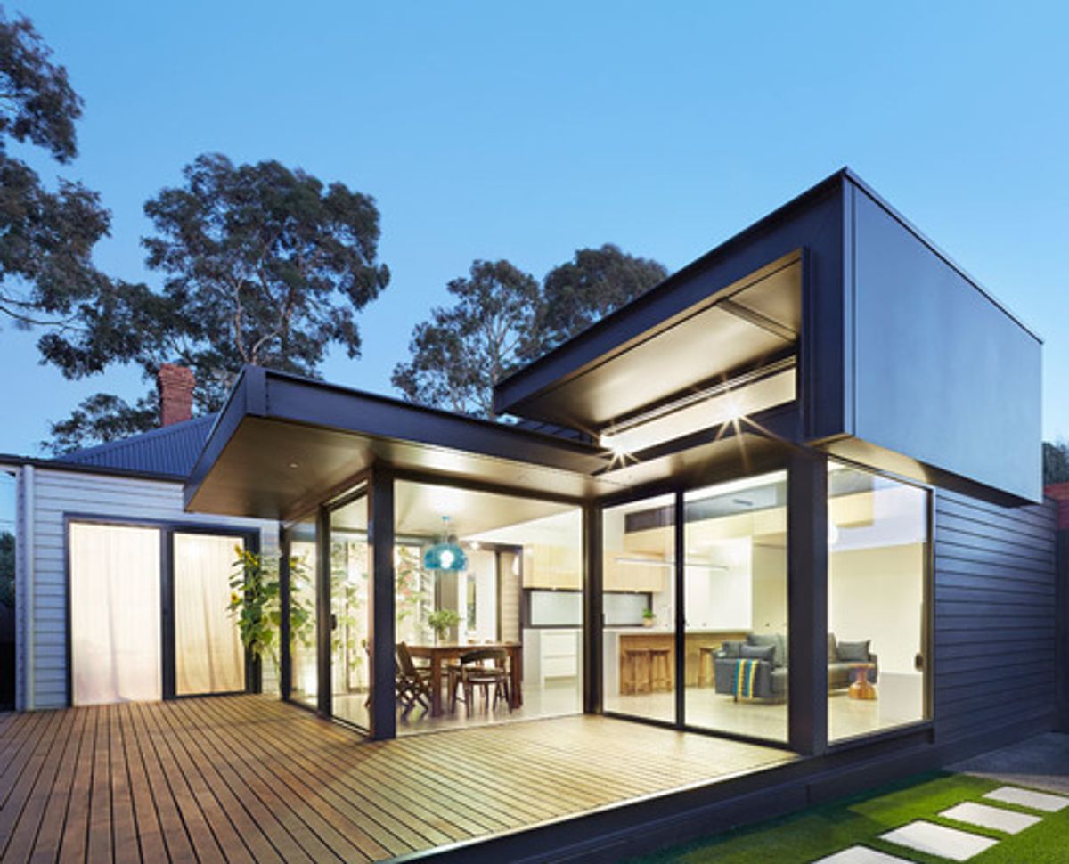 A Modern Light-Filled 'Pod' Deals With a Bad 1980s Hangover...