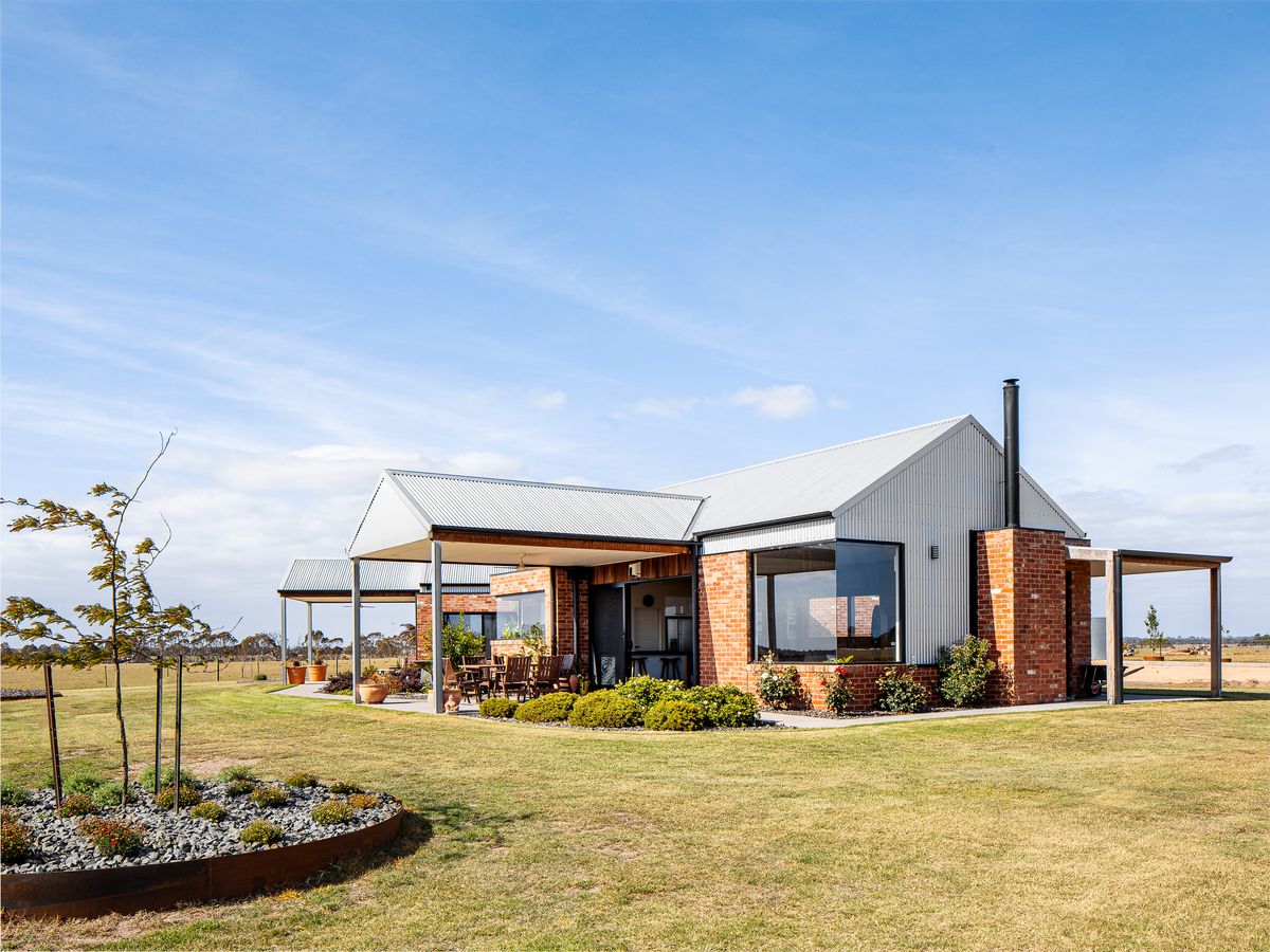 This Modern Farmhouse Is Adaptable and Celebrates a Stunning Location