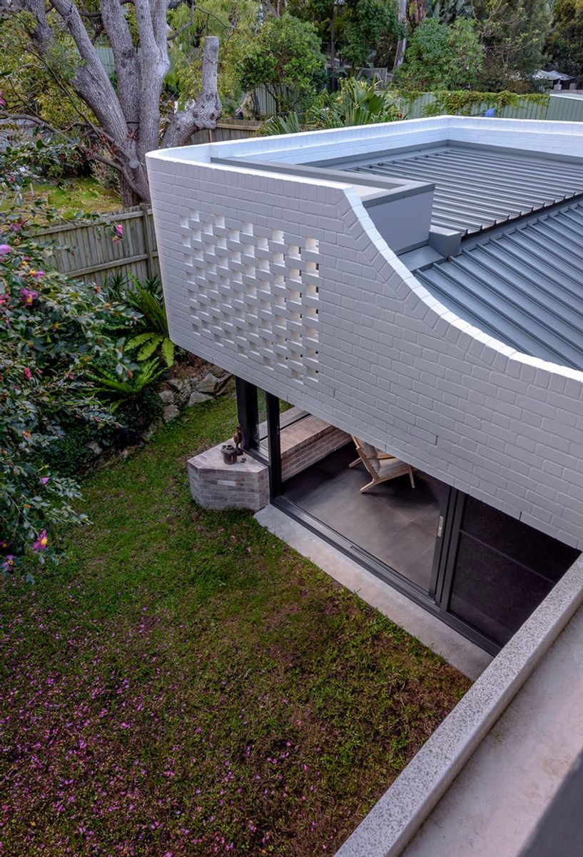 A Lounge Pavilion Set in a Sunken Garden Feels Both Indoors and Out