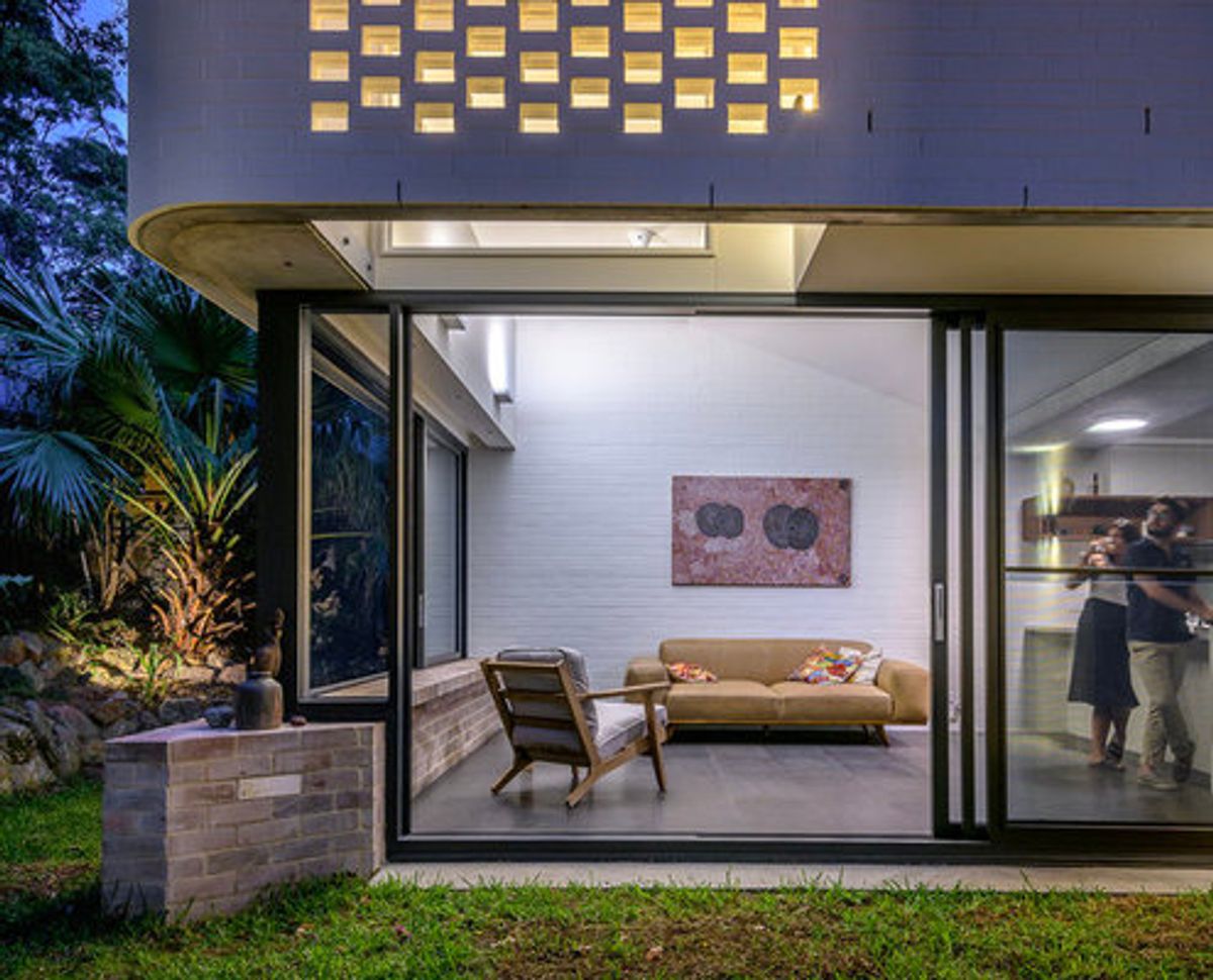 A Lounge Pavilion Set in a Sunken Garden Feels Both Indoors and Out