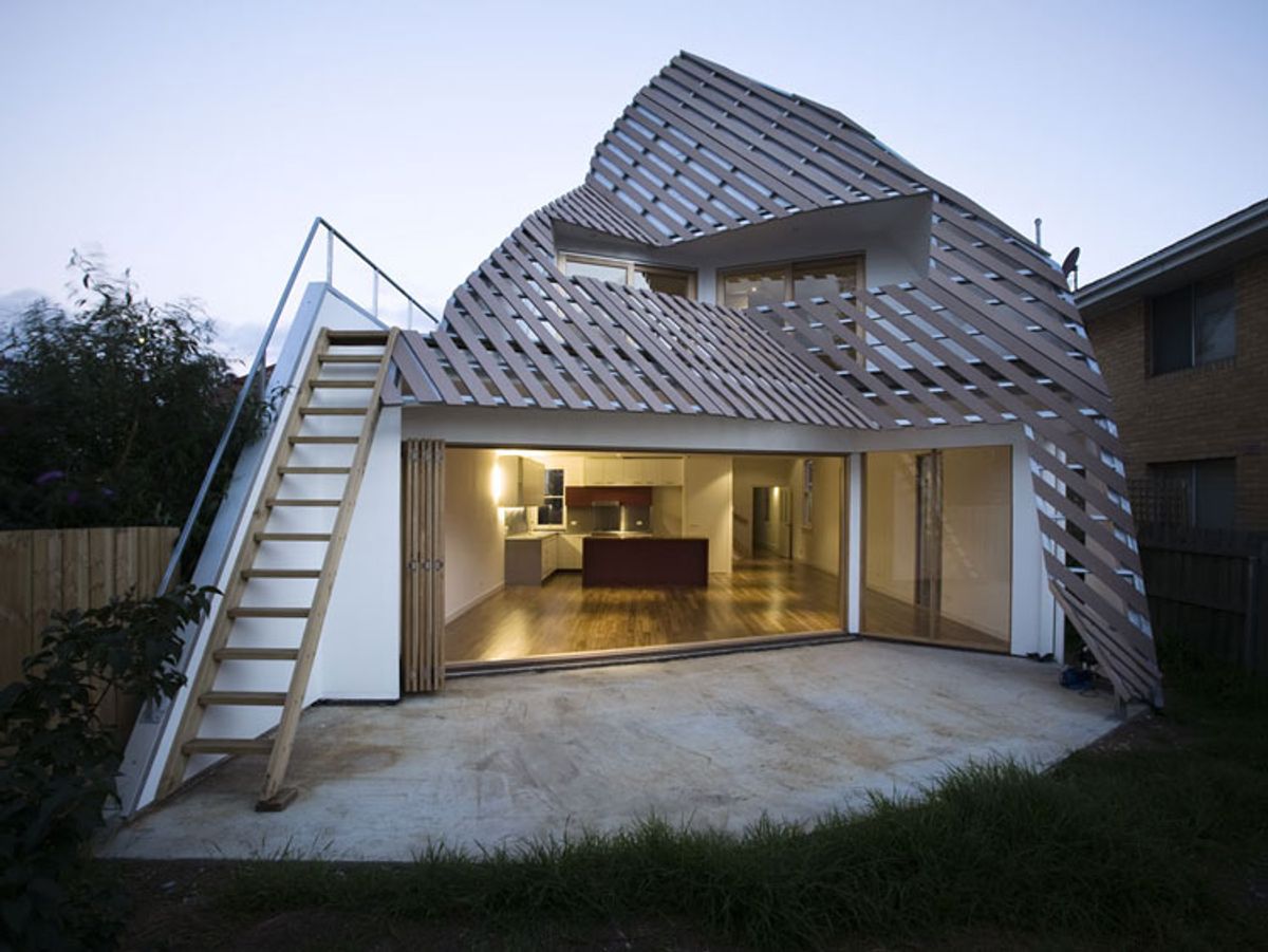 Reverse Shadow Casting Ensures This House Has a Sunny Garden