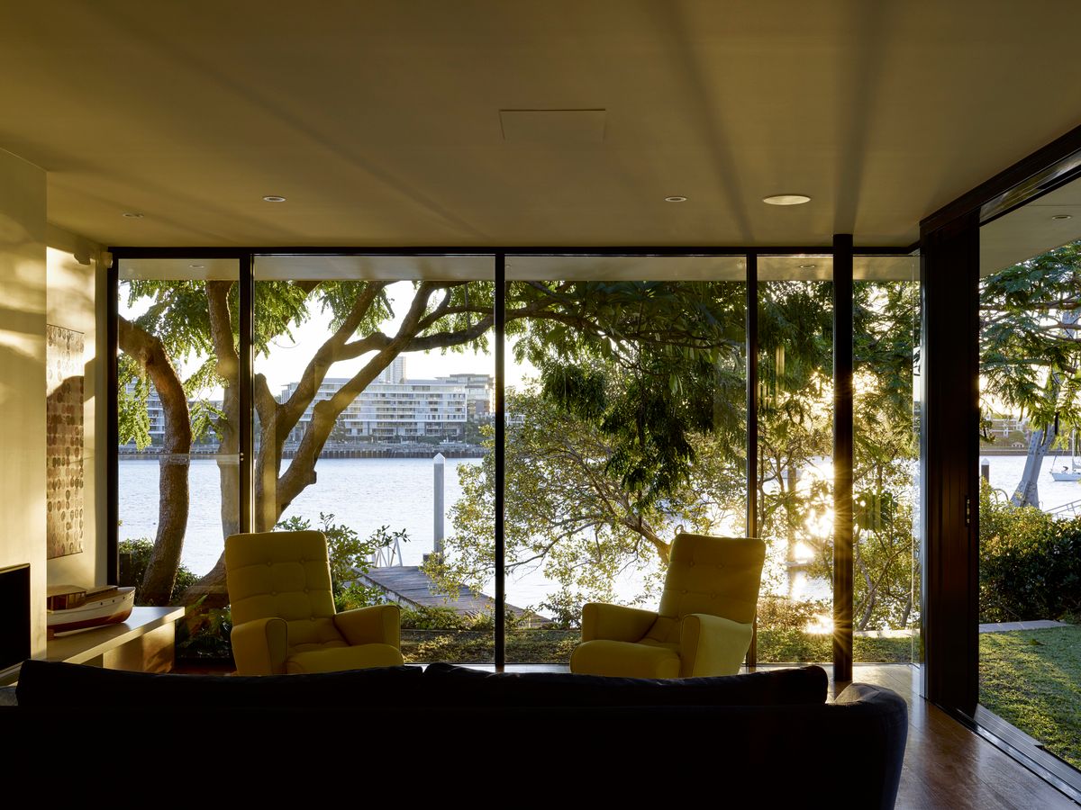 A Small Living Pavilion Brings Owners Closer to the River