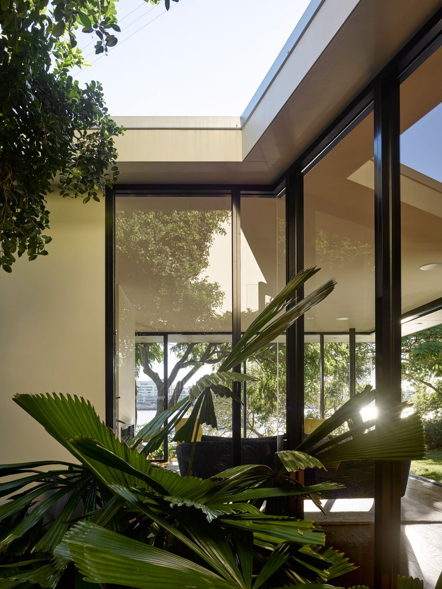 A Small Living Pavilion Brings Owners Closer to the River