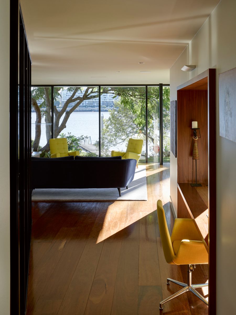 A Small Living Pavilion Brings Owners Closer to the River