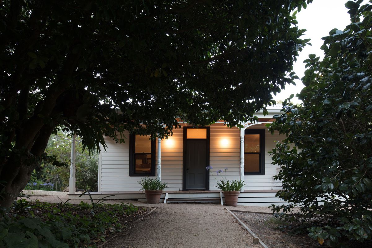 Daylesford Cottage Updated with Sensitive, Japanese-Inspired Addition
