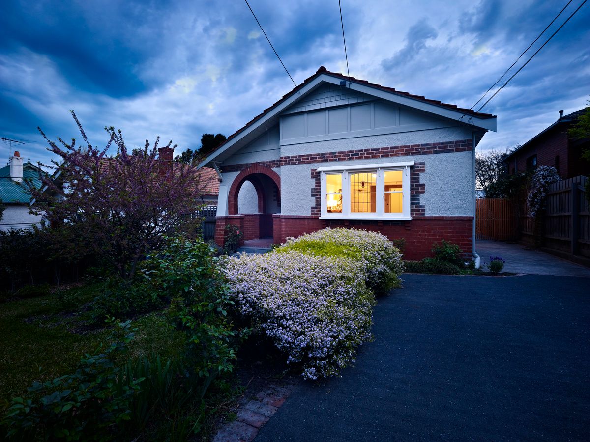 Side Yard House Side Yard Royalty Free Images, Stock Photos & Pictures