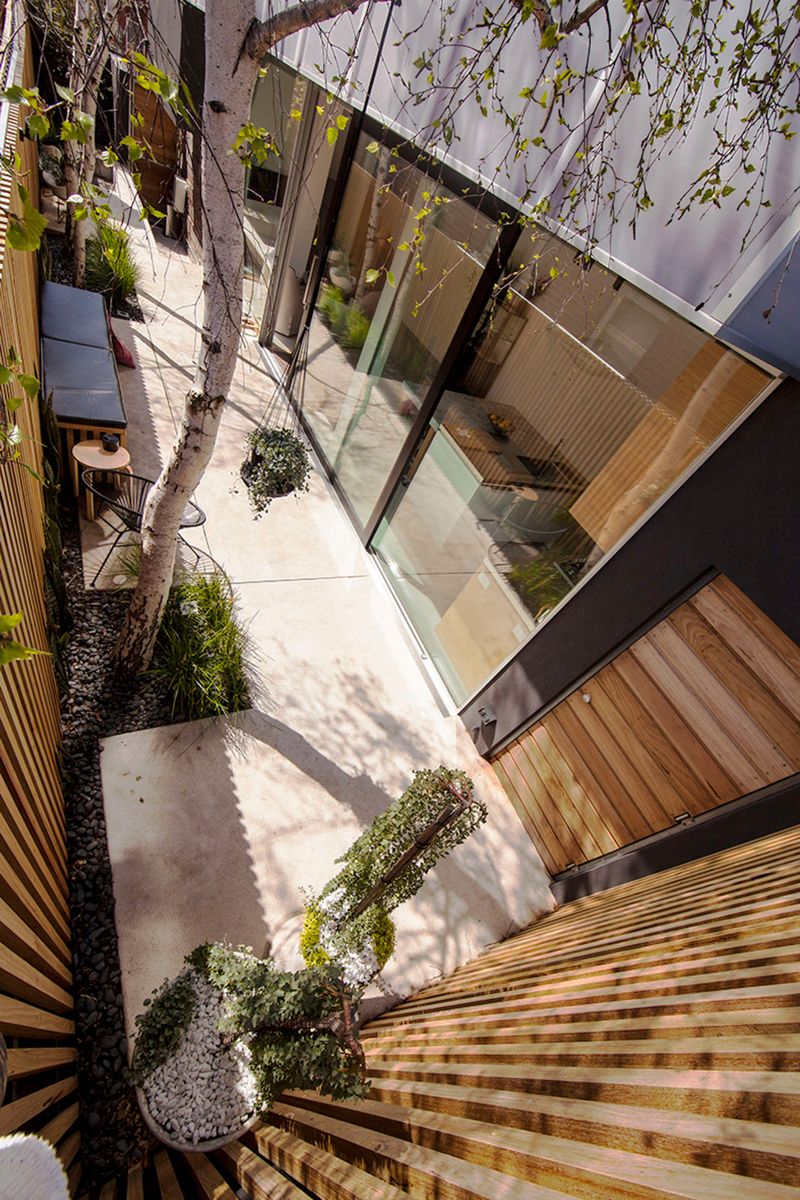 This Home's Translucent Walls Create Beautiful Effects Inside and Out