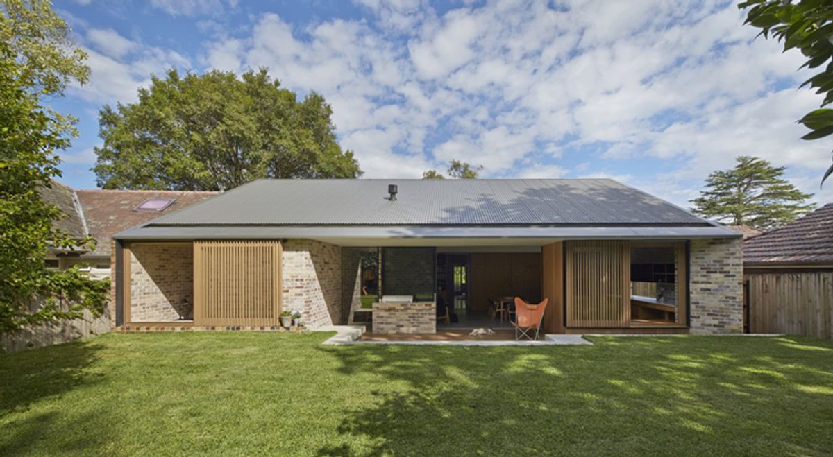 Skylight House: Natural Light and Seamless Connection to the Garden