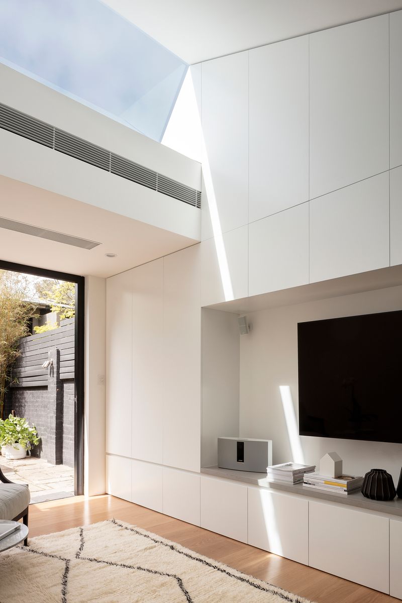 Subterranean Living Space Transformed by a Huge Skylight