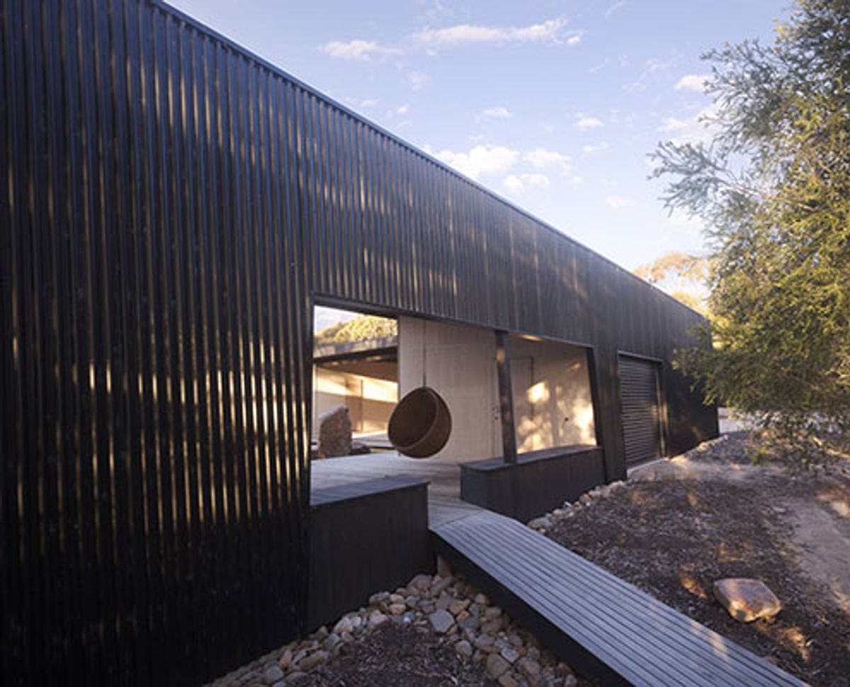 Somers Courtyard House: Low Maintenance Off-Grid Home for Entertainers