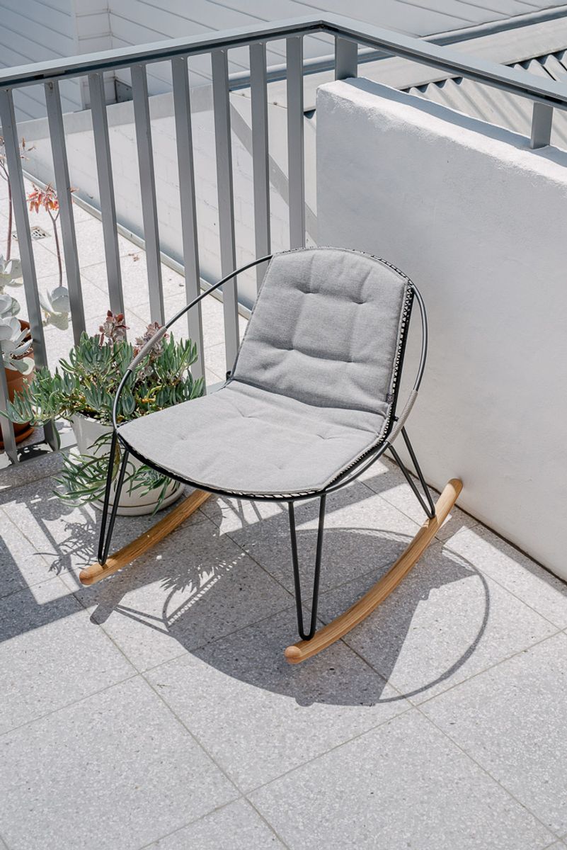 A Light-filled Beach House Just Two Kilometres from the City?