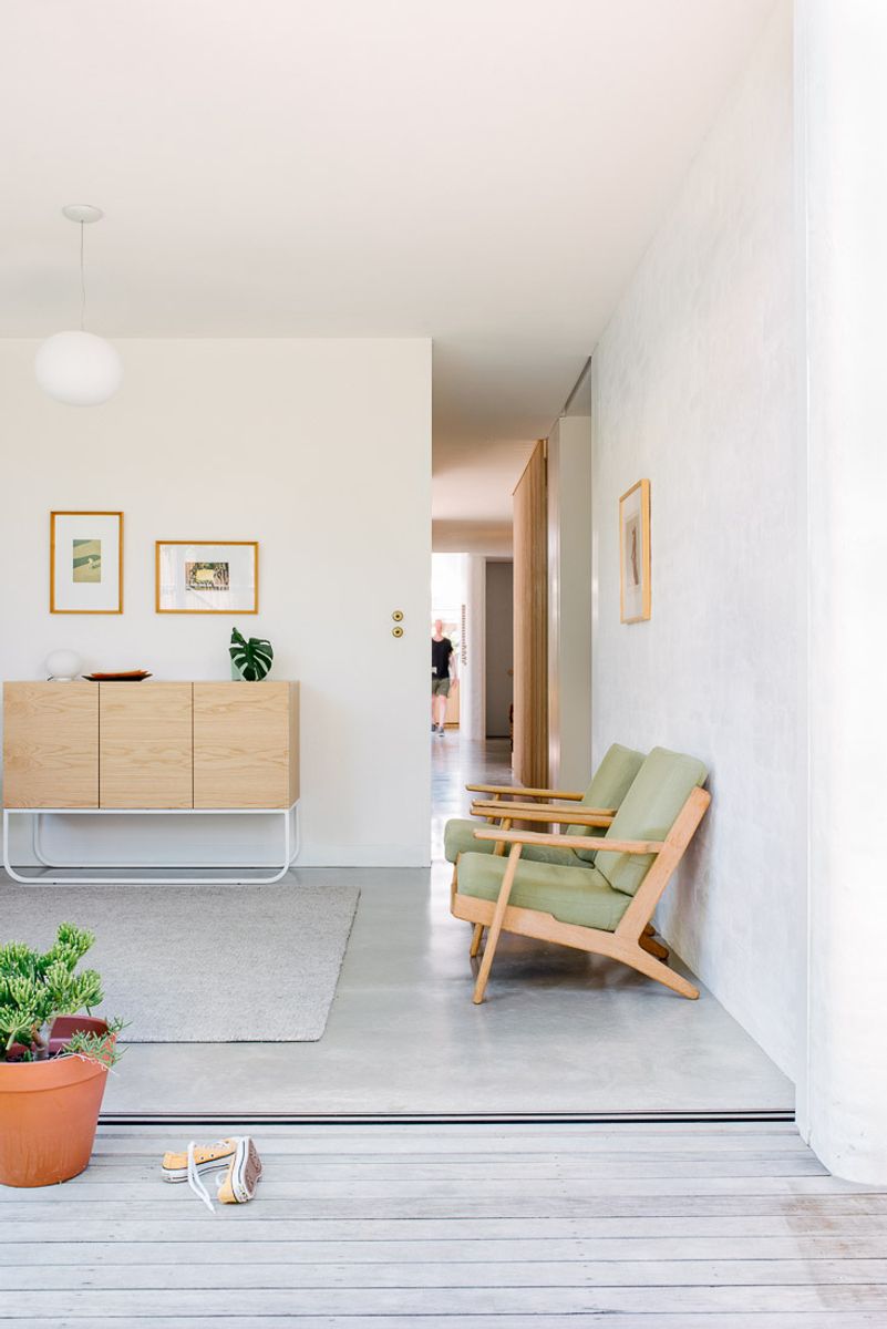 A Light-filled Beach House Just Two Kilometres from the City?