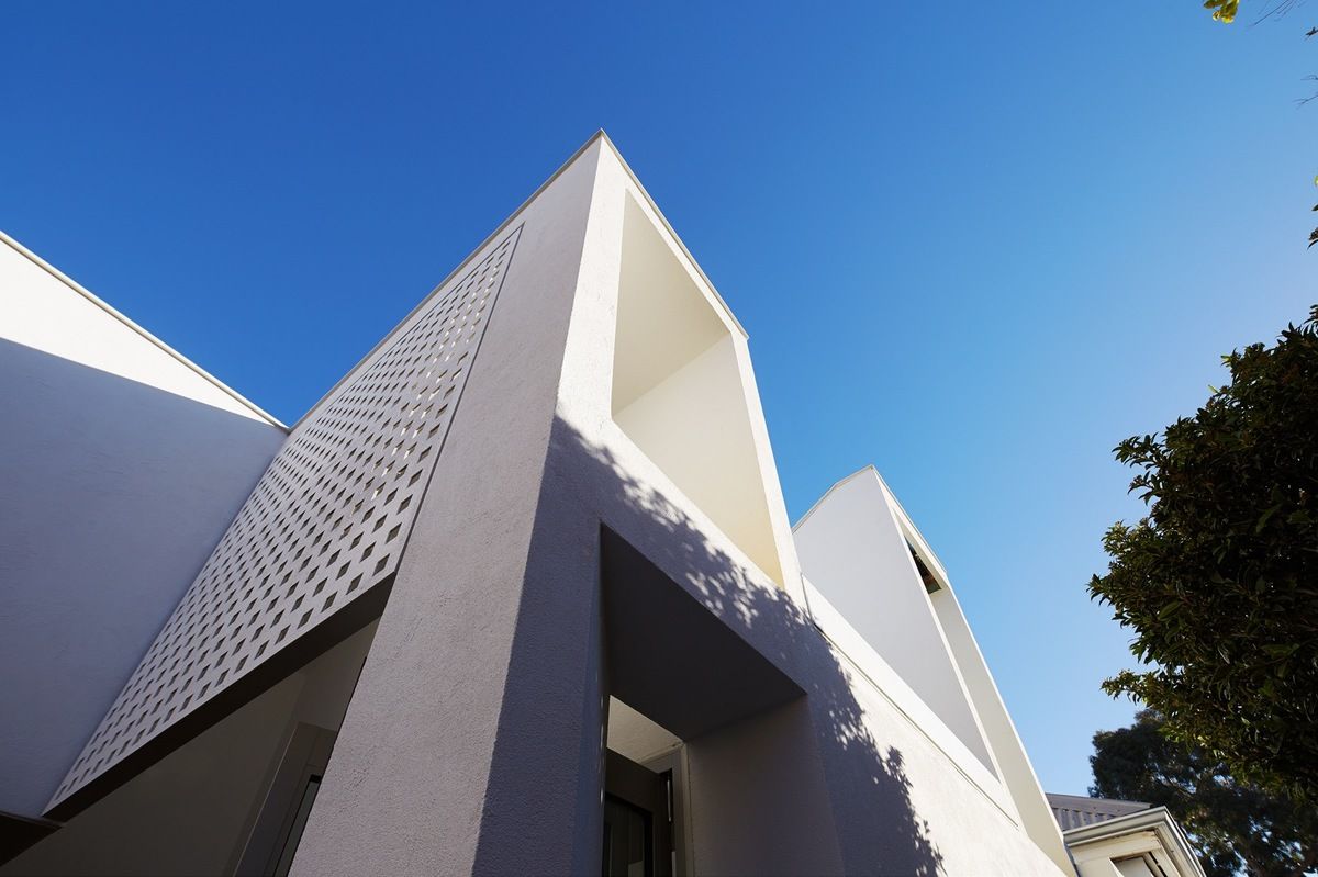 Light 'Funnels' Fix East-West Orientation at This Fremantle Renovation