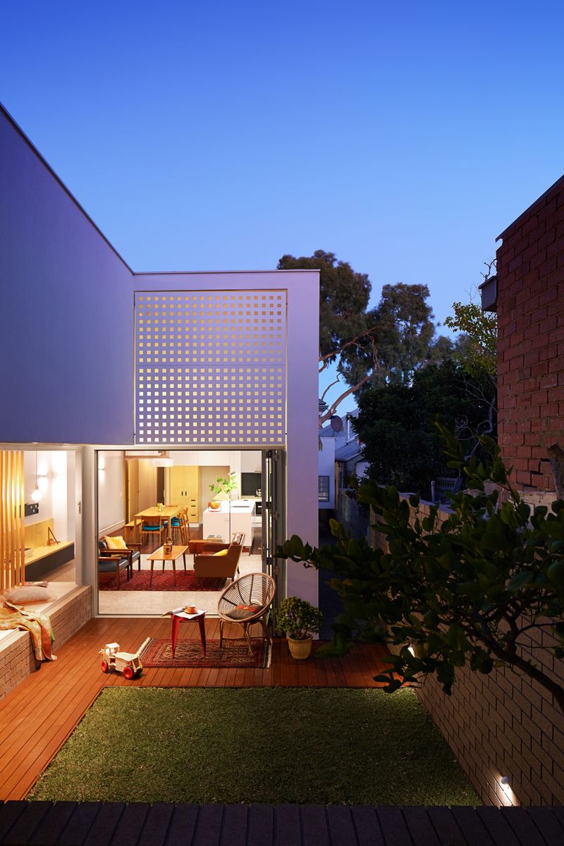 Light 'Funnels' Fix East-West Orientation at This Fremantle Renovation