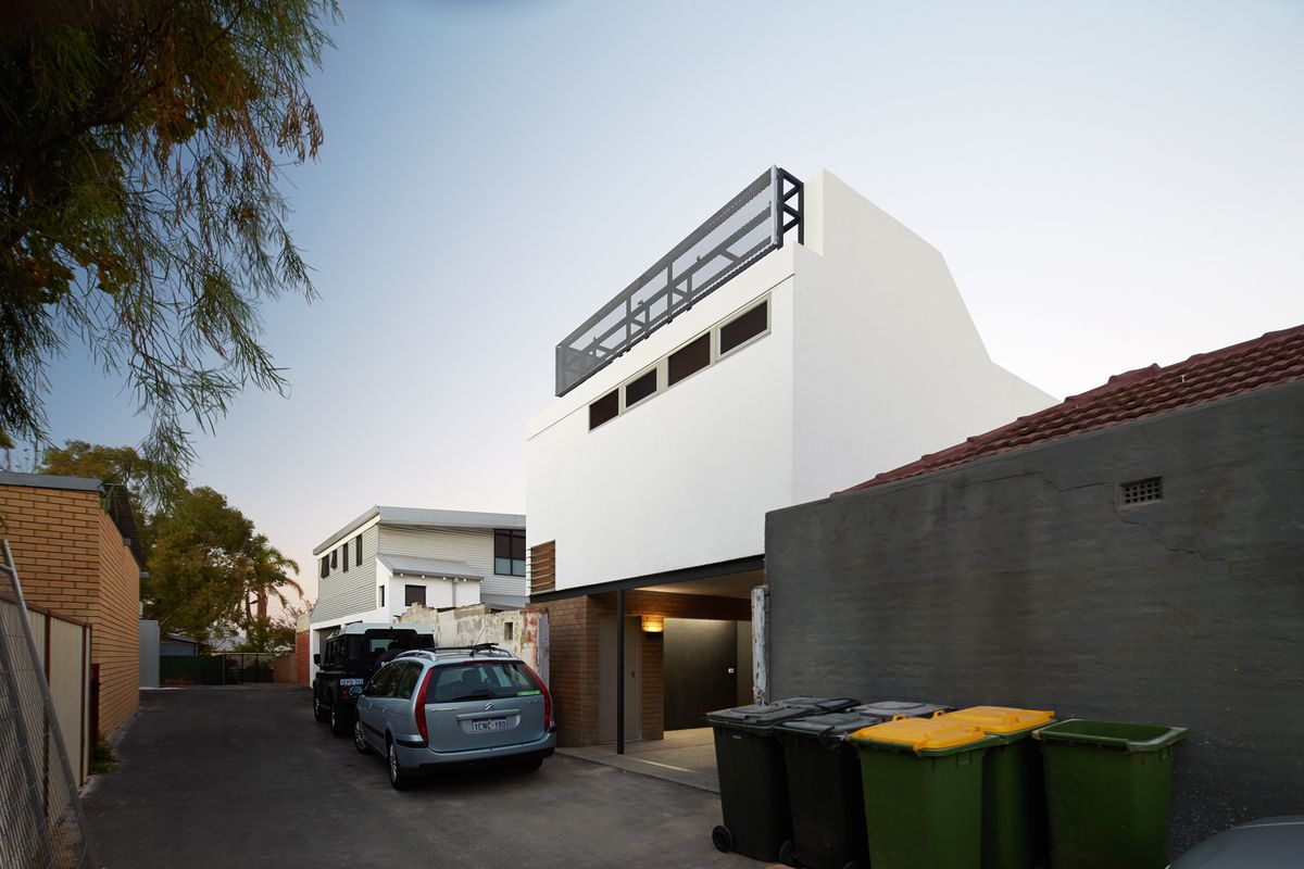 Light 'Funnels' Fix East-West Orientation at This Fremantle Renovation