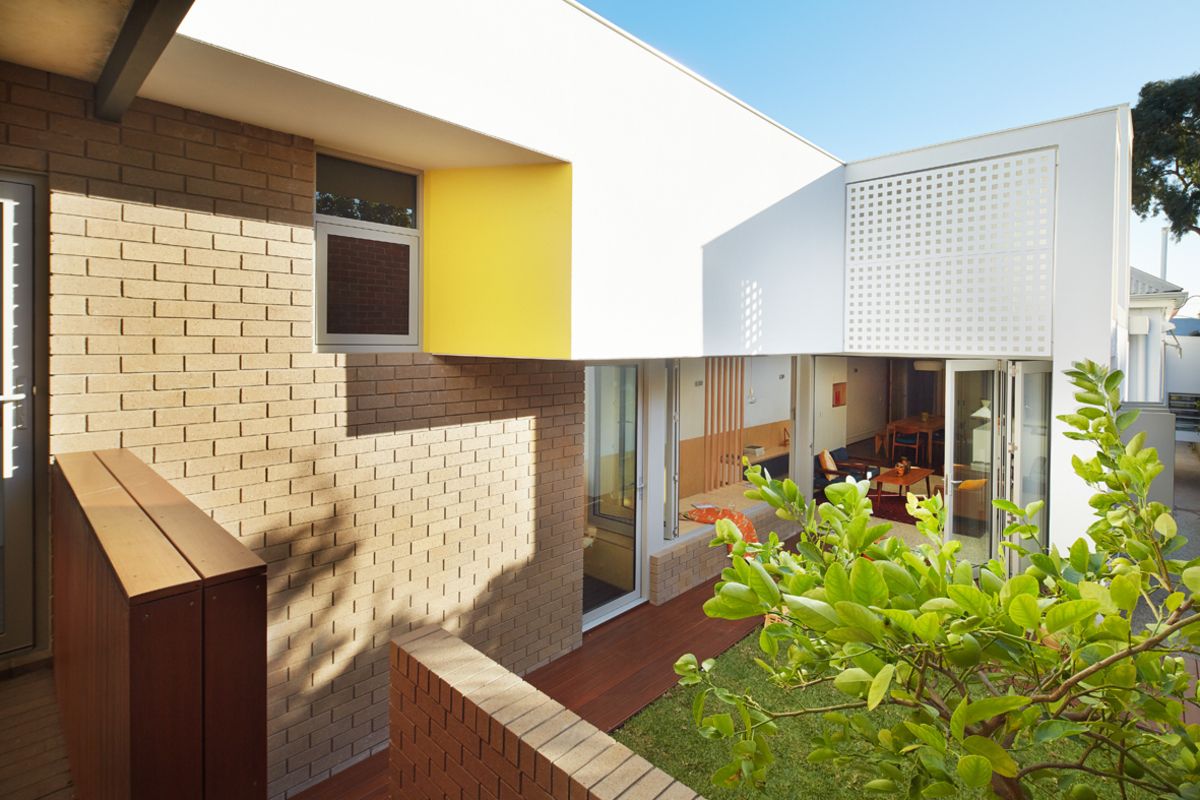 Light 'Funnels' Fix East-West Orientation at This Fremantle Renovation
