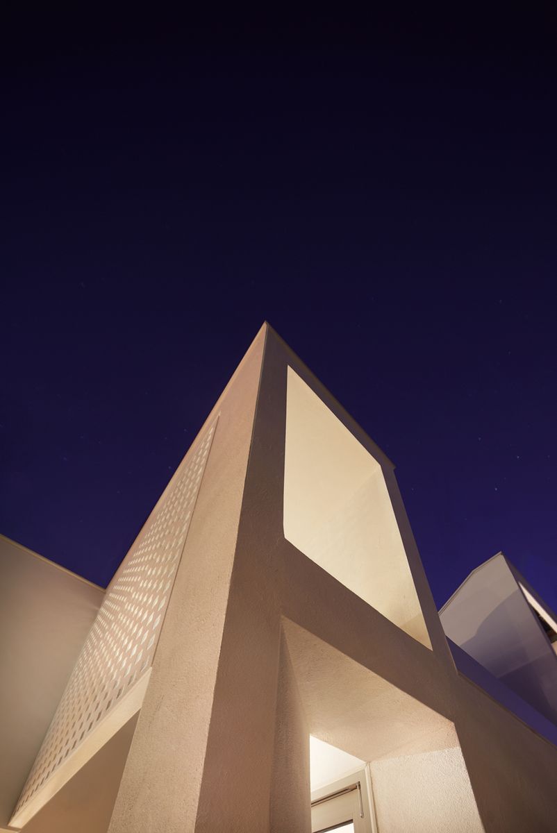 Light 'Funnels' Fix East-West Orientation at This Fremantle Renovation