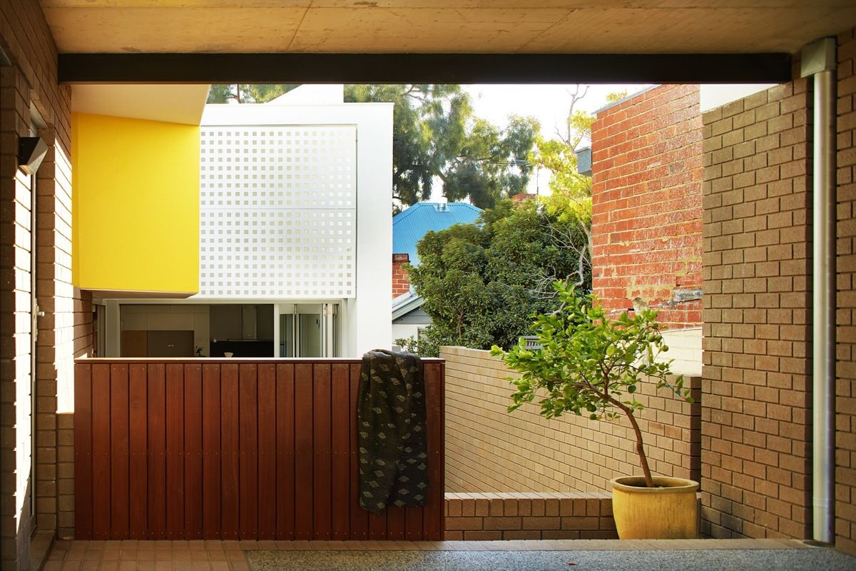 Light 'Funnels' Fix East-West Orientation at This Fremantle Renovation