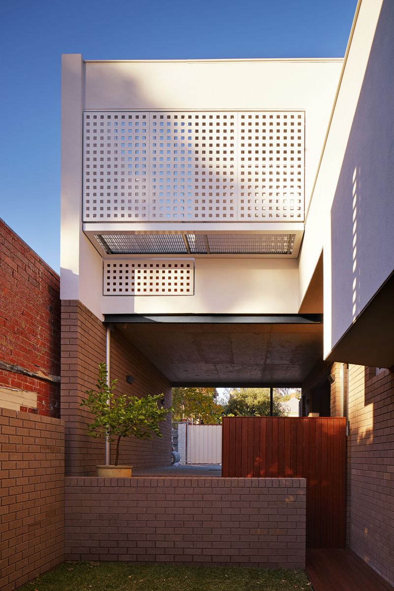 Light 'Funnels' Fix East-West Orientation at This Fremantle Renovation