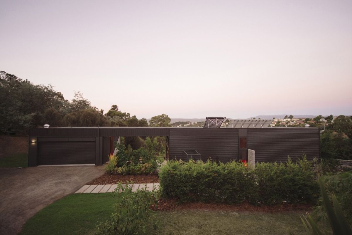 Southern Outlet House Dazzles Passersby on a Nearby Highway