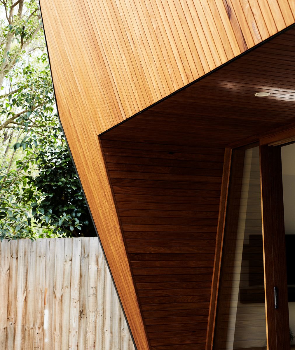 Split End House's Cranking and Splitting Roof Lets Light In