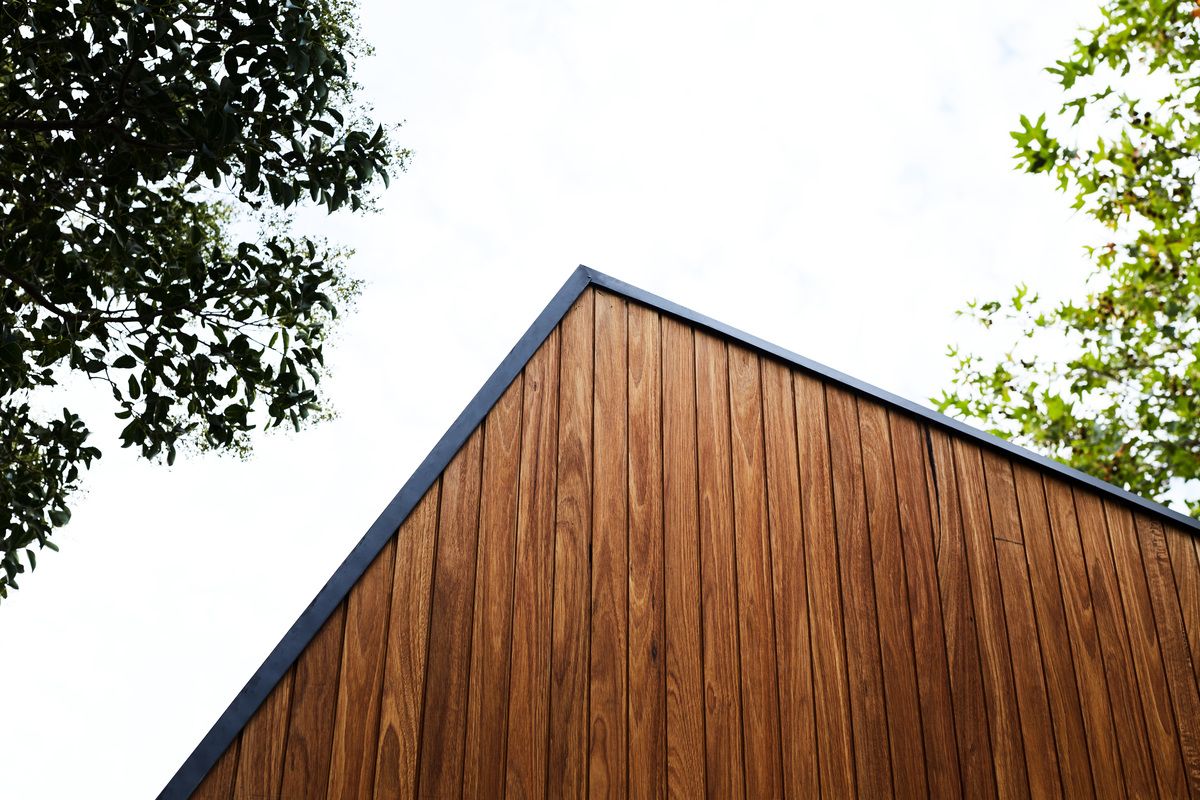 Split End House's Cranking and Splitting Roof Lets Light In