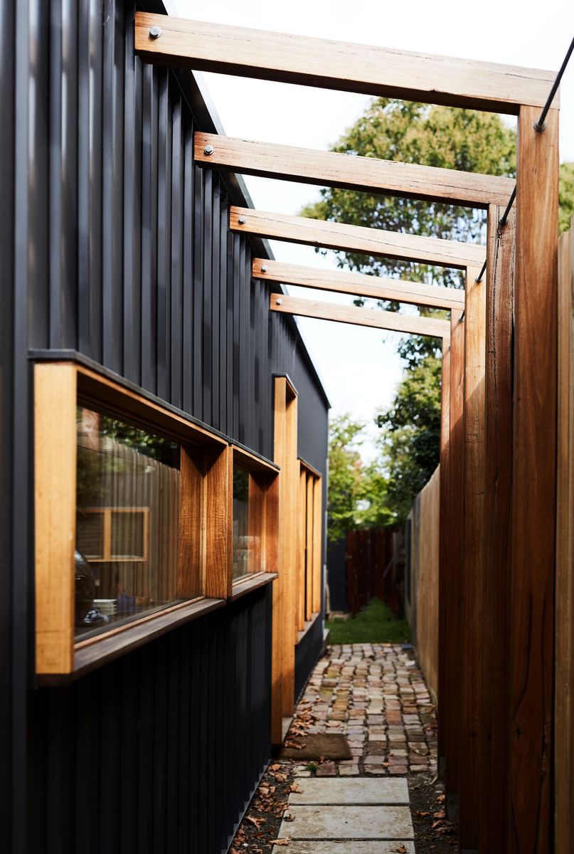 Split End House's Cranking and Splitting Roof Lets Light In