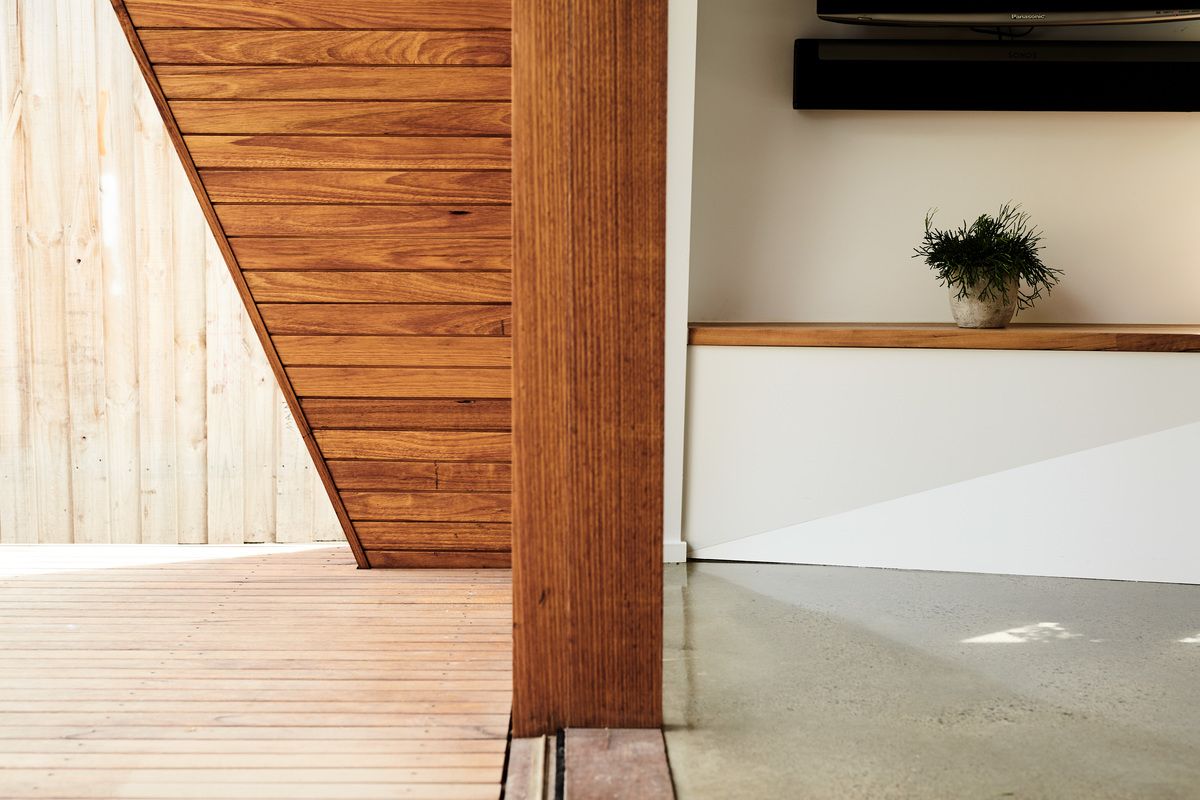 Split End House's Cranking and Splitting Roof Lets Light In