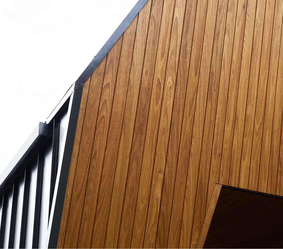 Split End House's Cranking and Splitting Roof Lets Light In