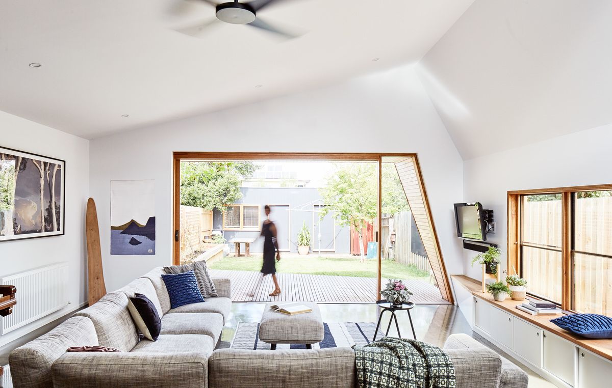 Split End House's Cranking and Splitting Roof Lets Light In