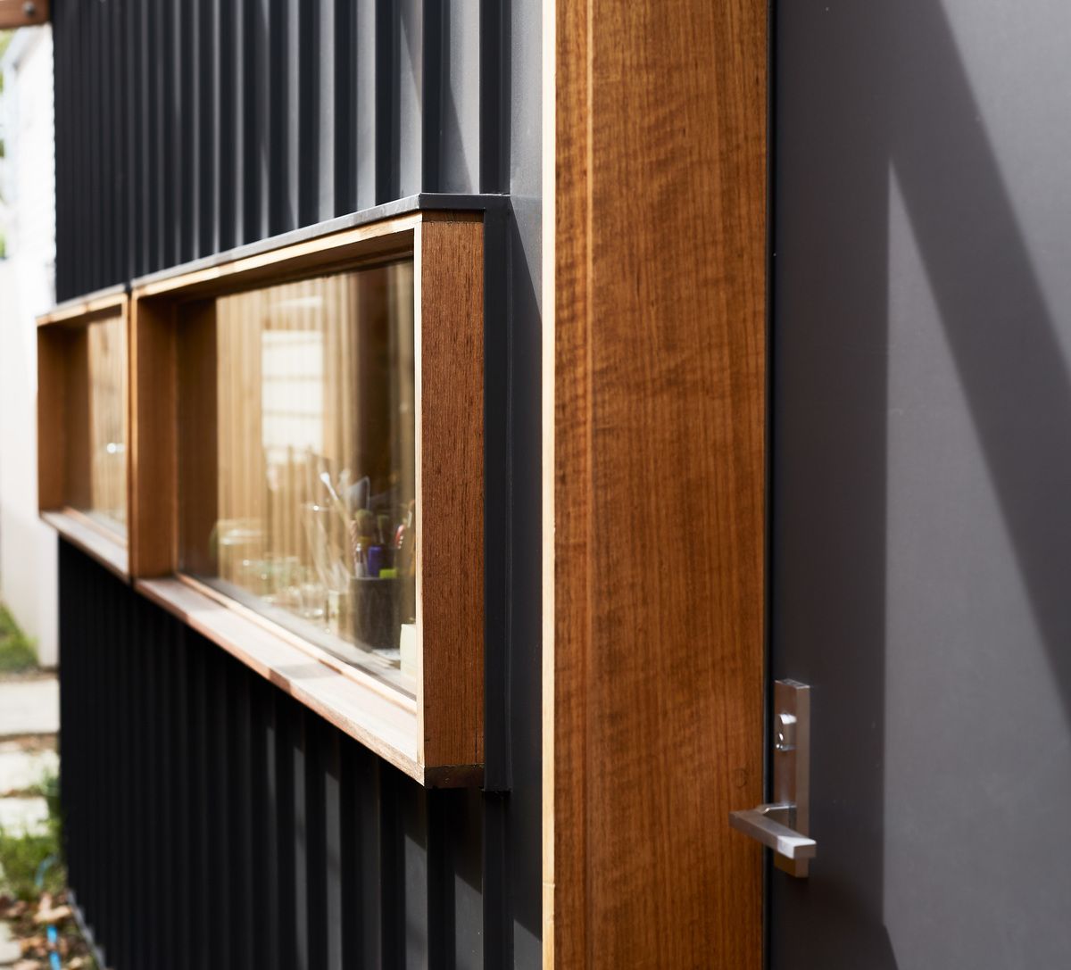 Split End House's Cranking and Splitting Roof Lets Light In