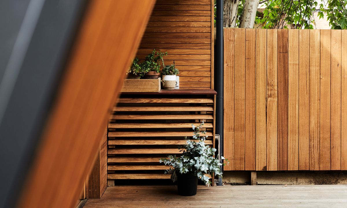 Split End House's Cranking and Splitting Roof Lets Light In