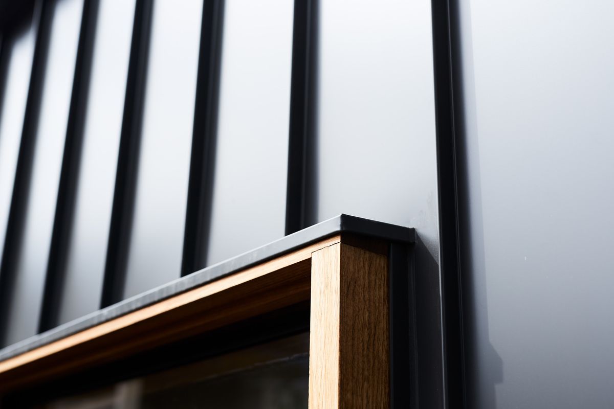 Split End House's Cranking and Splitting Roof Lets Light In