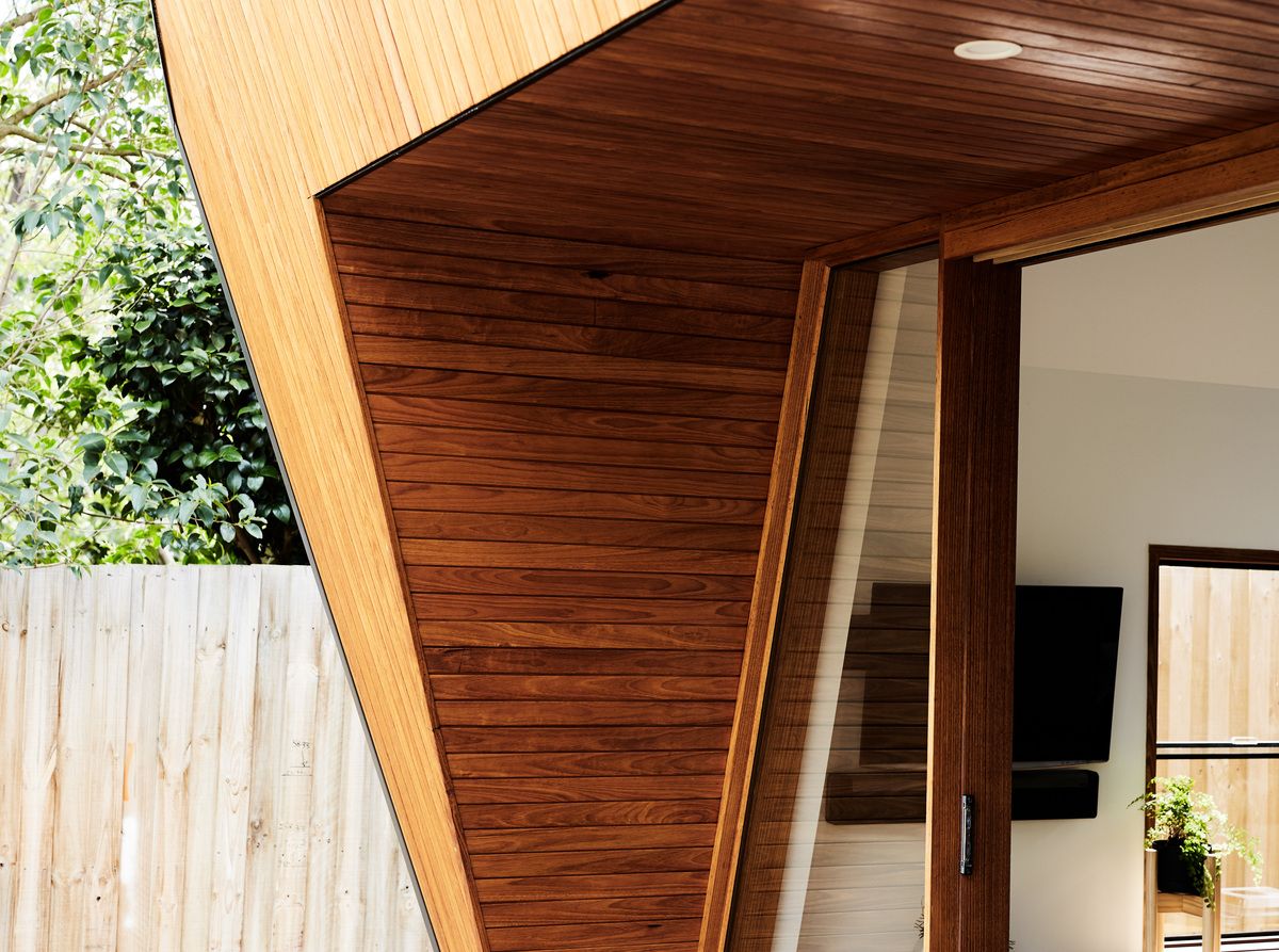 Split End House's Cranking and Splitting Roof Lets Light In