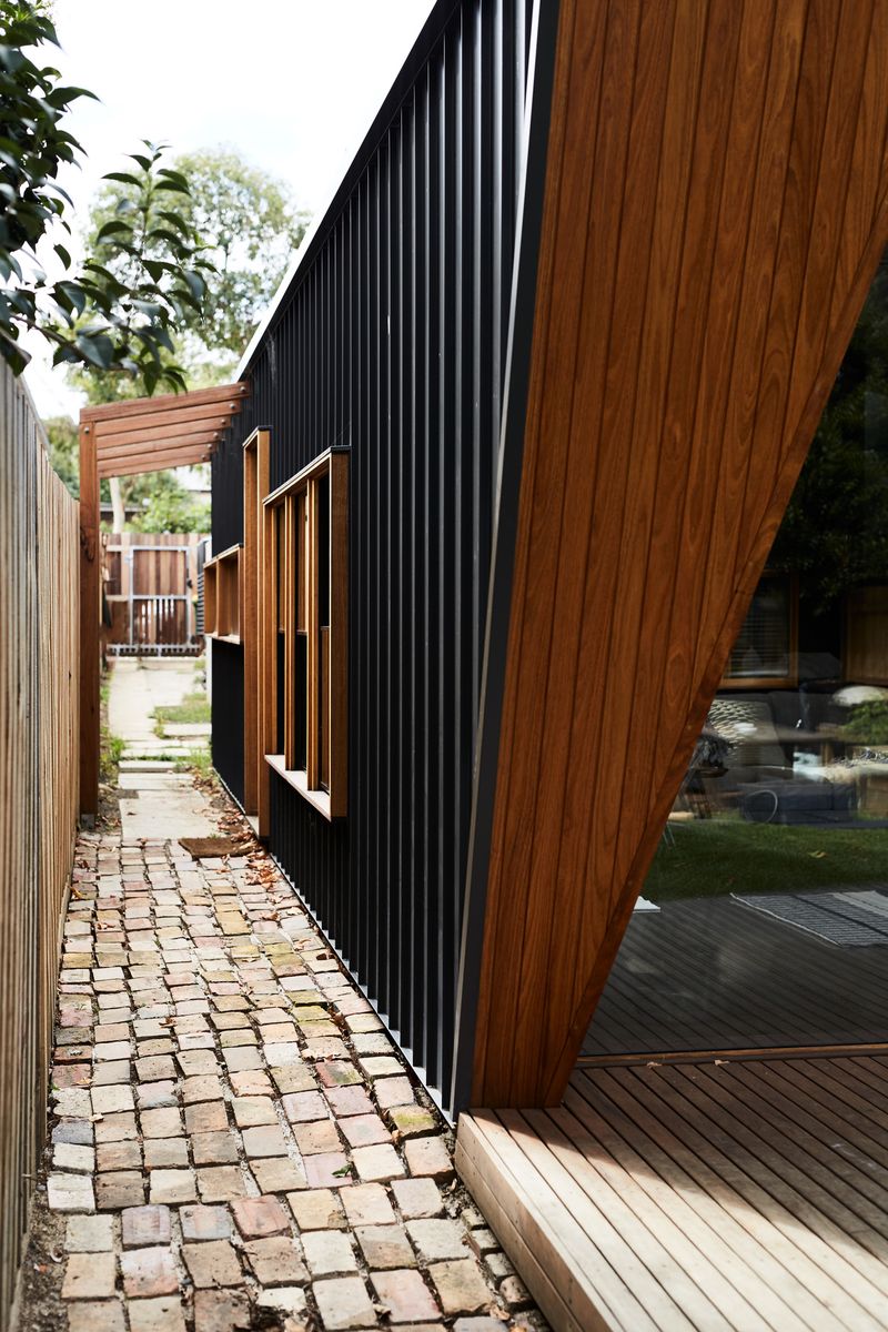 Split End House's Cranking and Splitting Roof Lets Light In