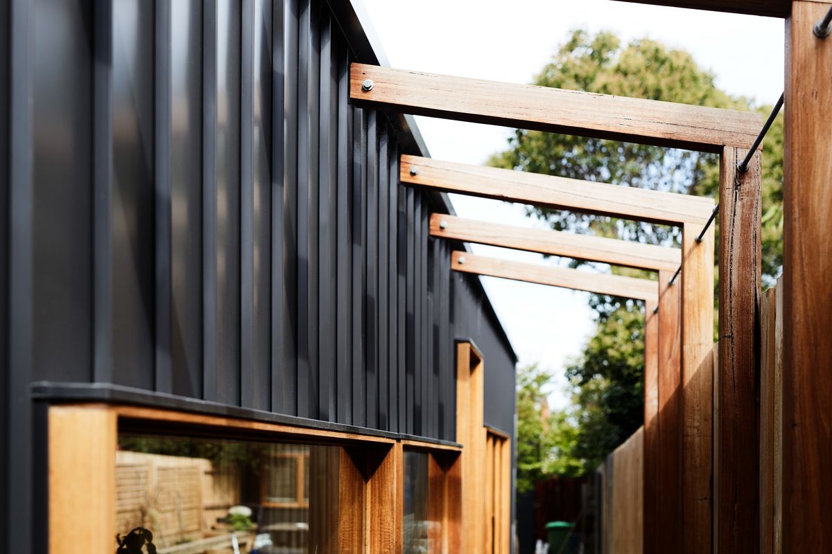 Split End House's Cranking and Splitting Roof Lets Light In