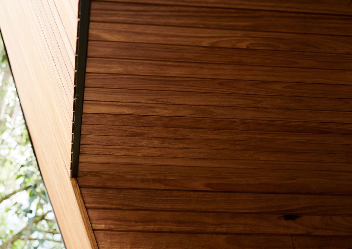 Split End House's Cranking and Splitting Roof Lets Light In