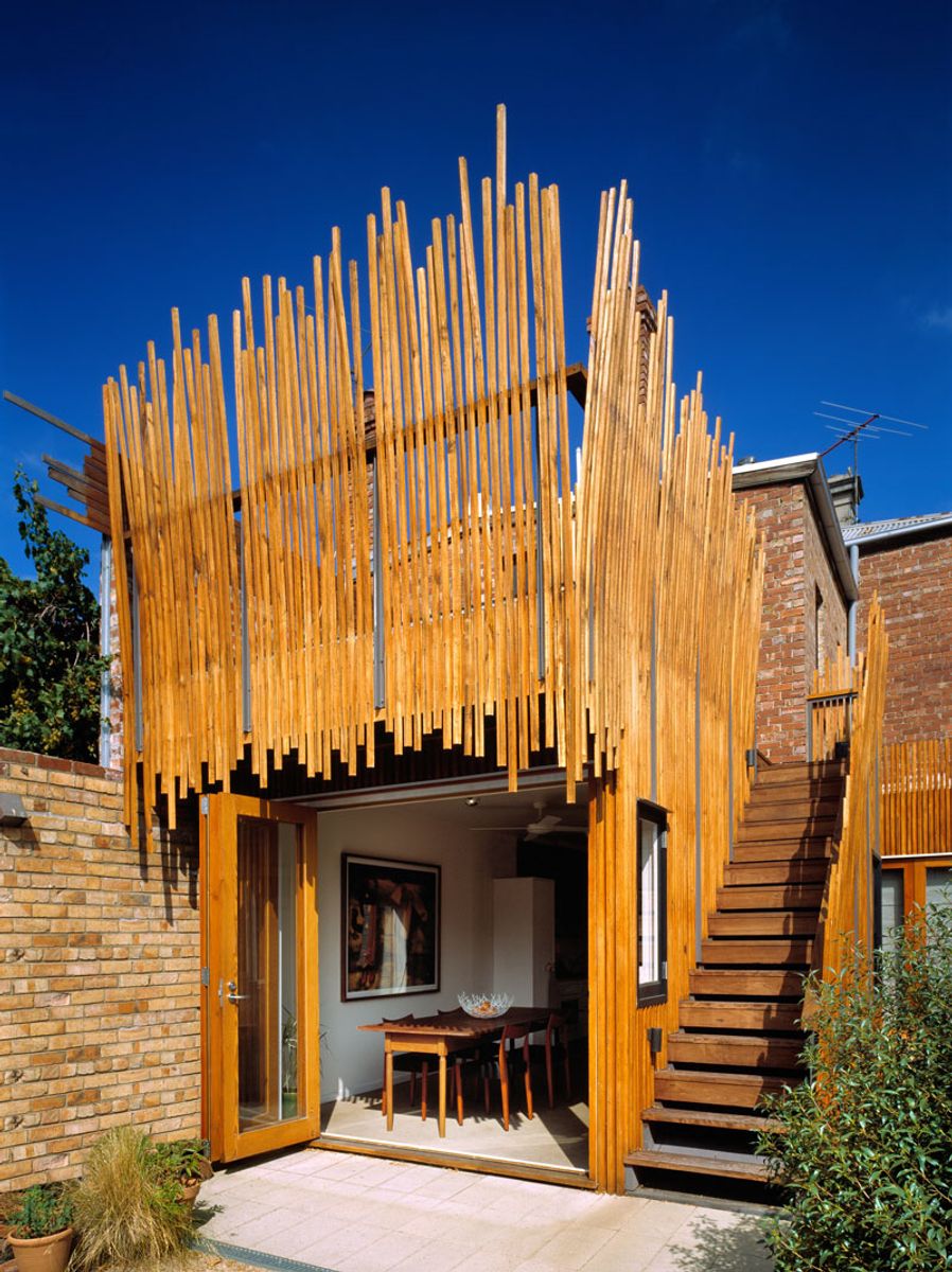 This House Overcomes the Sticky Issue of Building Over the Backyard…