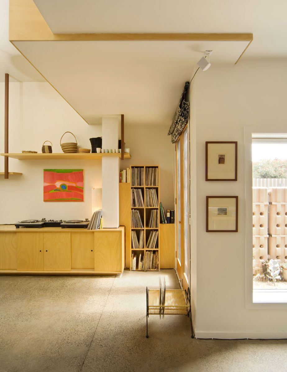 This House Overcomes the Sticky Issue of Building Over the Backyard…