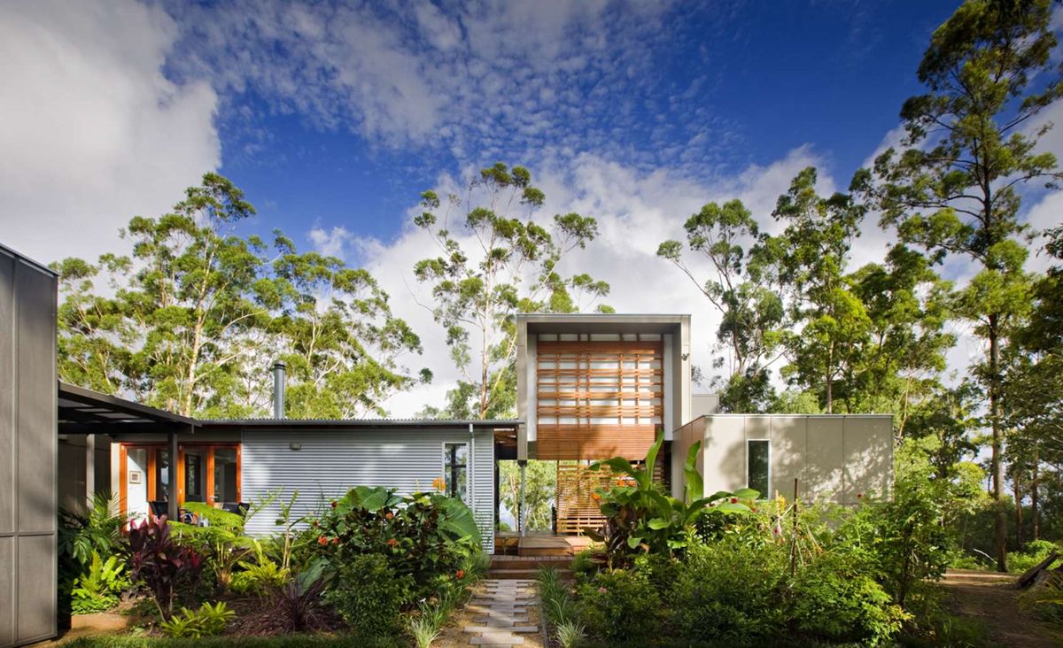Storrs Road House: A Beautiful Tropical Home Rekindles the Past