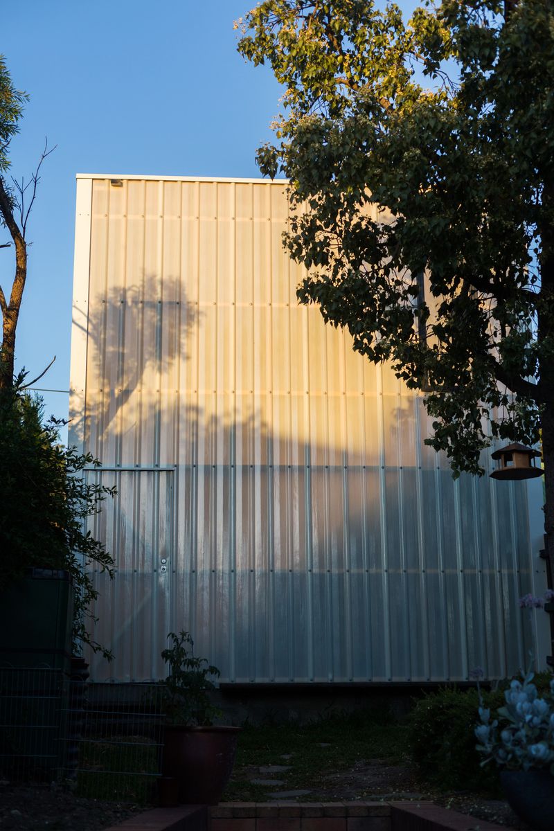 A Translucent Studio Creates a Soft Backdrop for an Inner City Yard