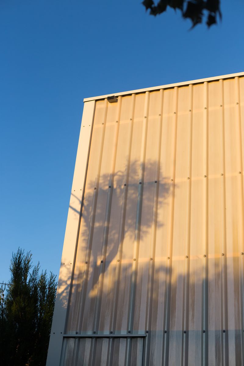 A Translucent Studio Creates a Soft Backdrop for an Inner City Yard