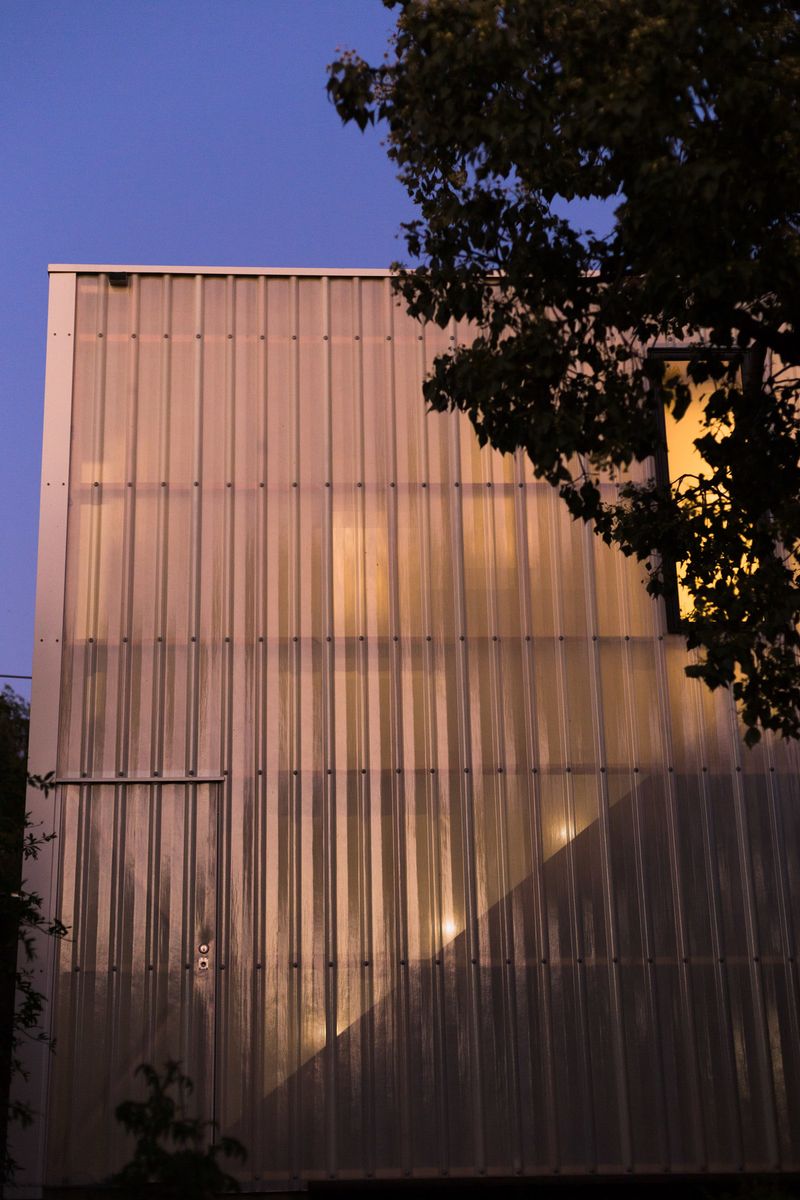 A Translucent Studio Creates a Soft Backdrop for an Inner City Yard