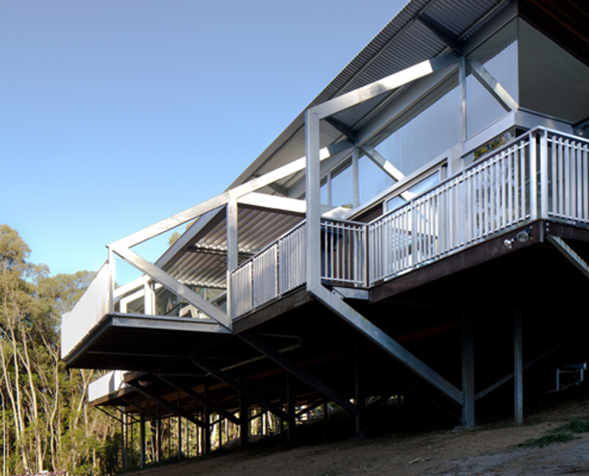 Tinbeerwah House Sits Lightly on a Challenging Site