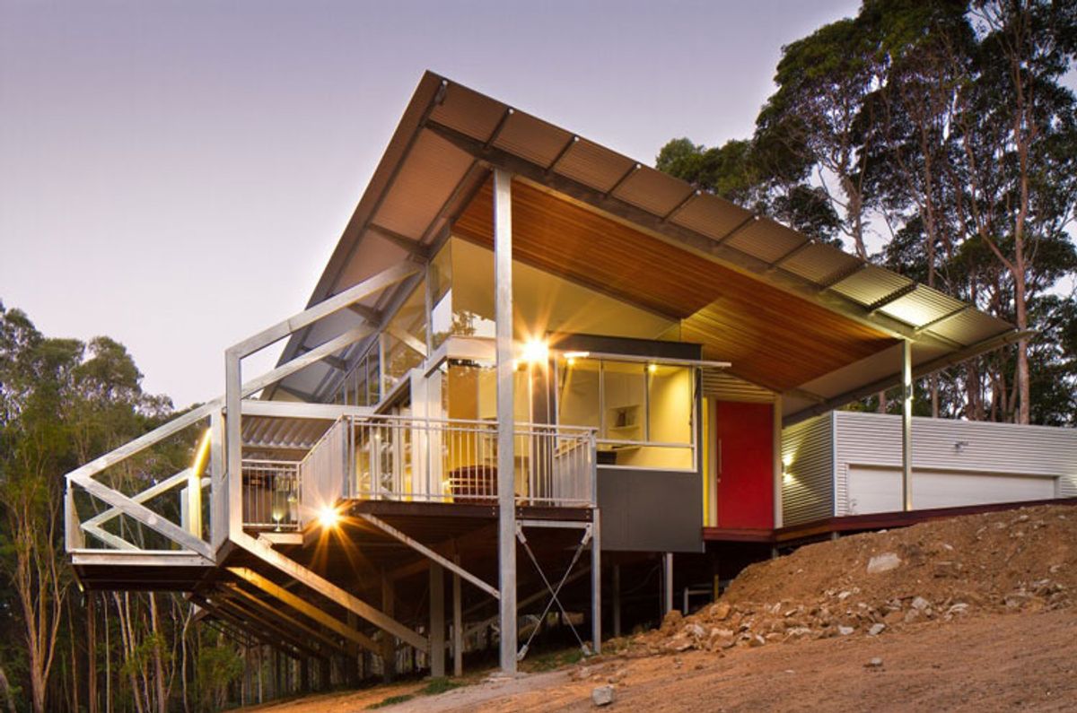 Tinbeerwah House Sits Lightly on a Challenging Site